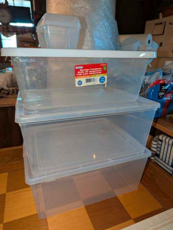 Plastic Storage containers - assorted sizes - Quick Bids