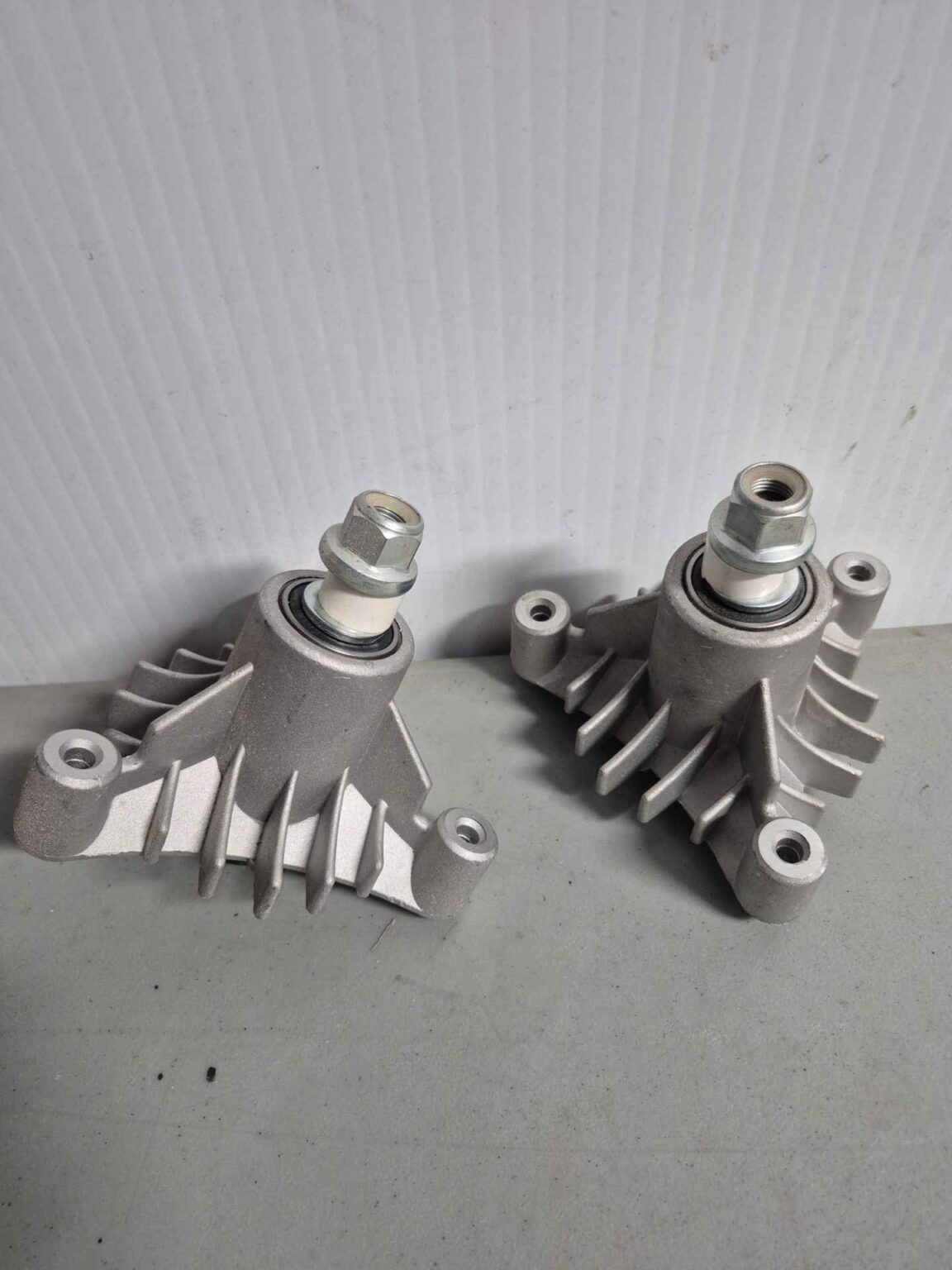 Husqvarna deck spindle - Quick Bids