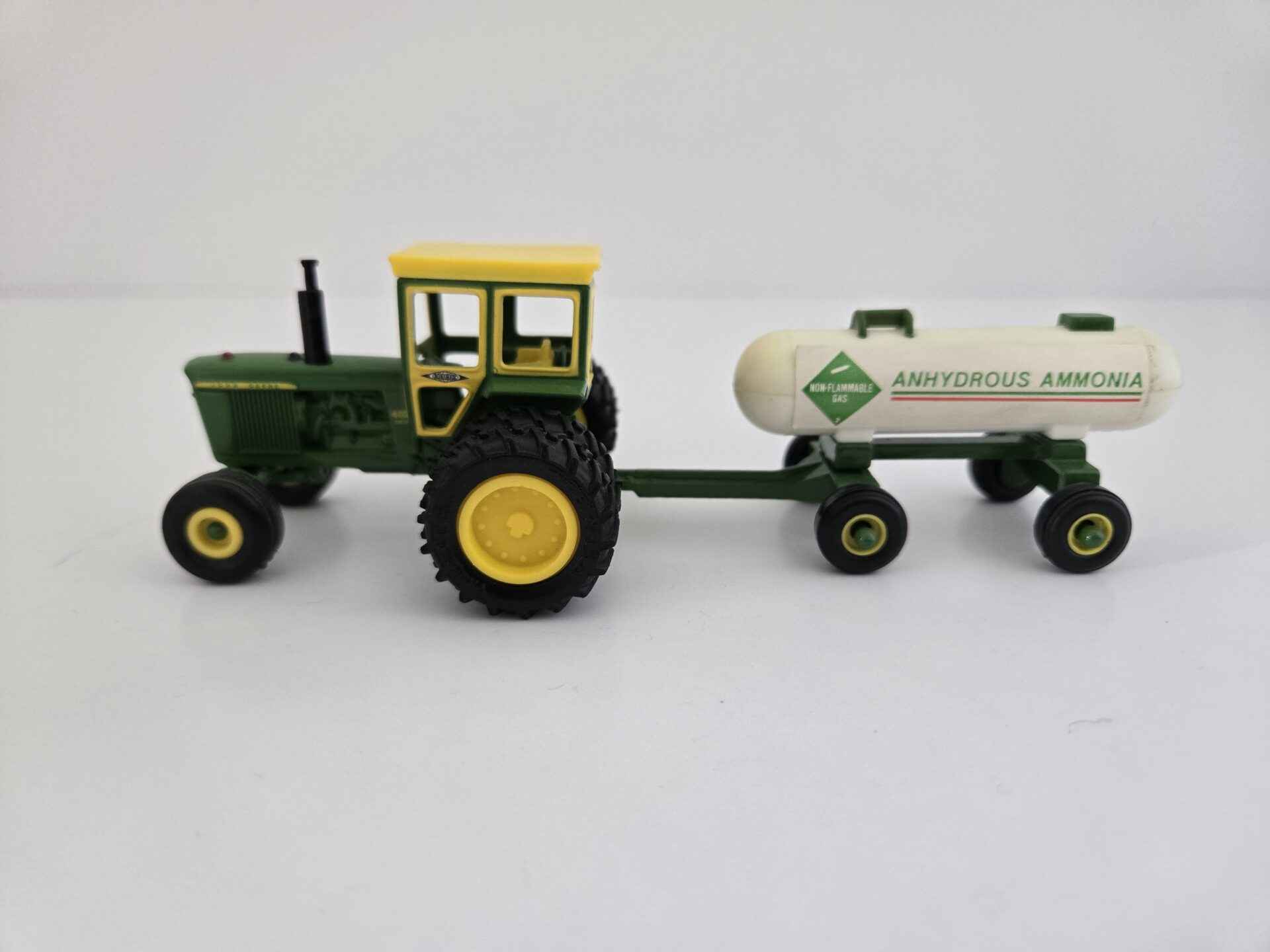 1/64 - John Deere 4520 Tractor with Duals and Anhydroud Ammonia Tank ...