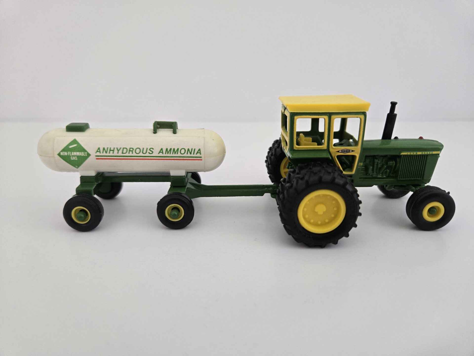 1/64 - John Deere 4520 Tractor with Duals and Anhydroud Ammonia Tank ...