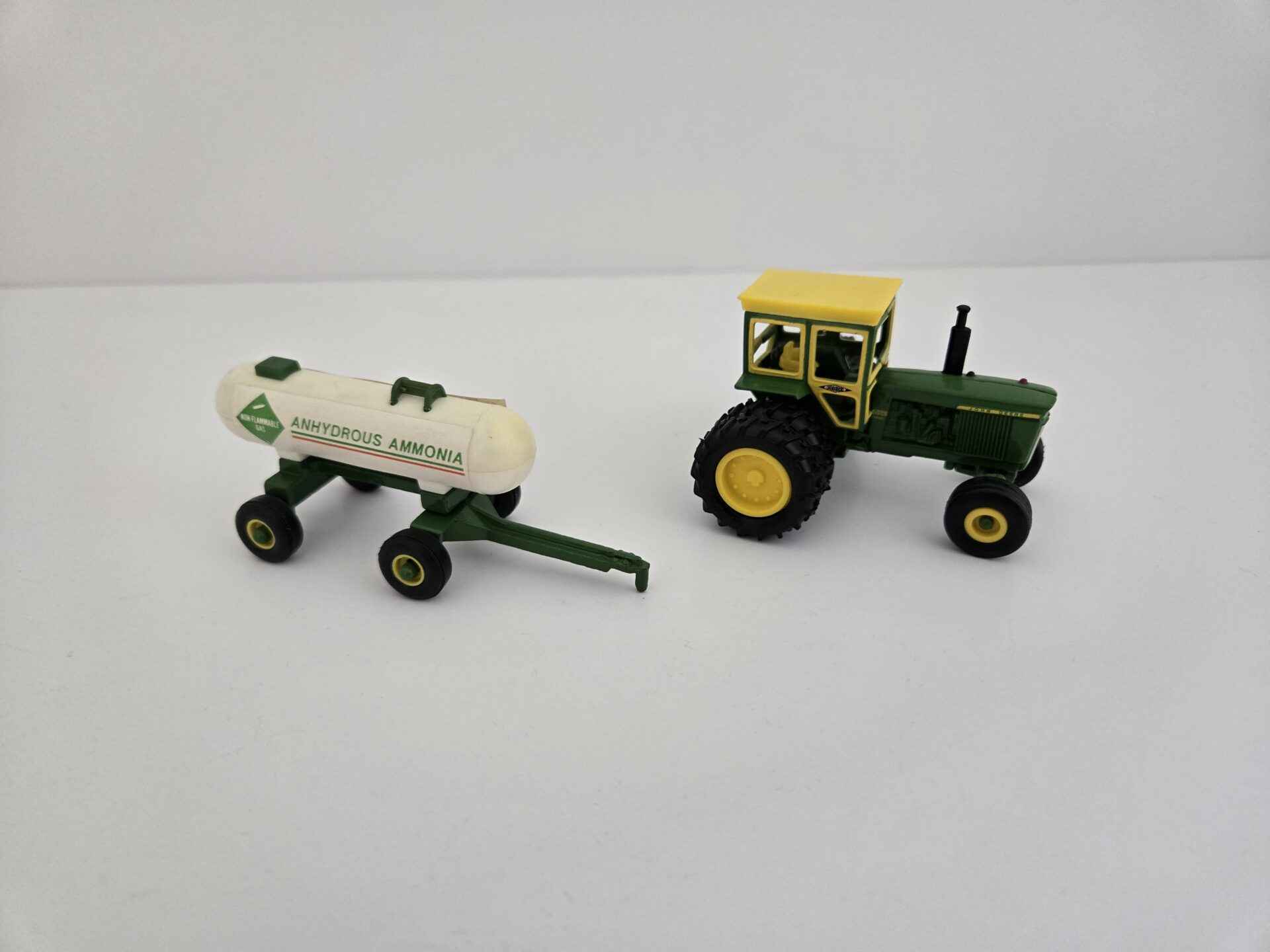 1/64 - John Deere 4520 Tractor with Duals and Anhydroud Ammonia Tank ...
