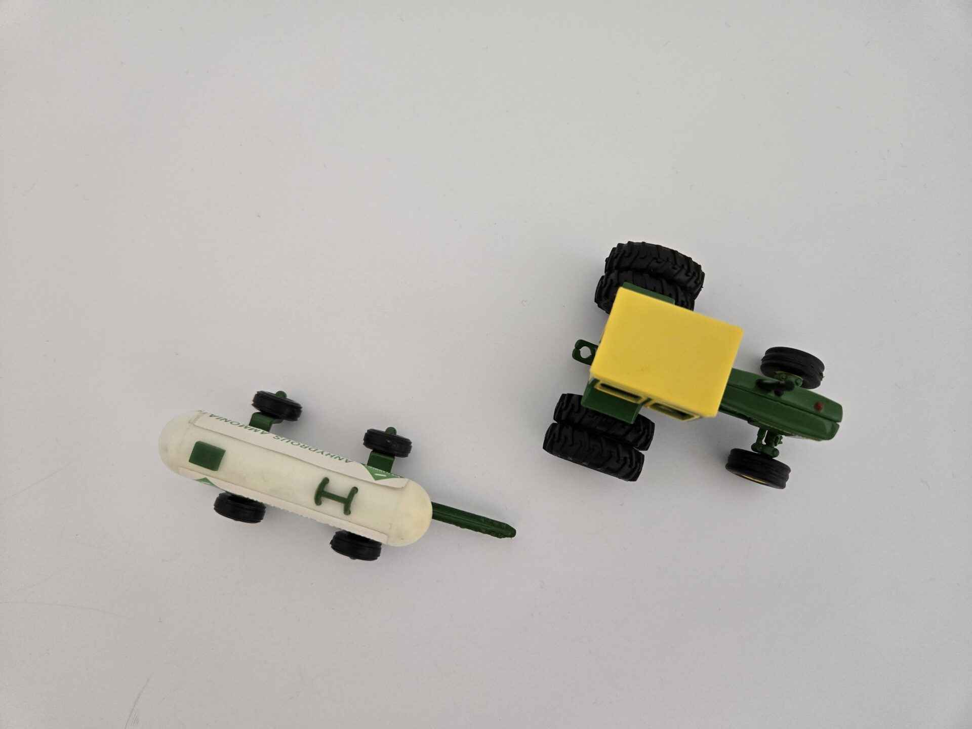 1/64 - John Deere 4520 Tractor with Duals and Anhydroud Ammonia Tank ...