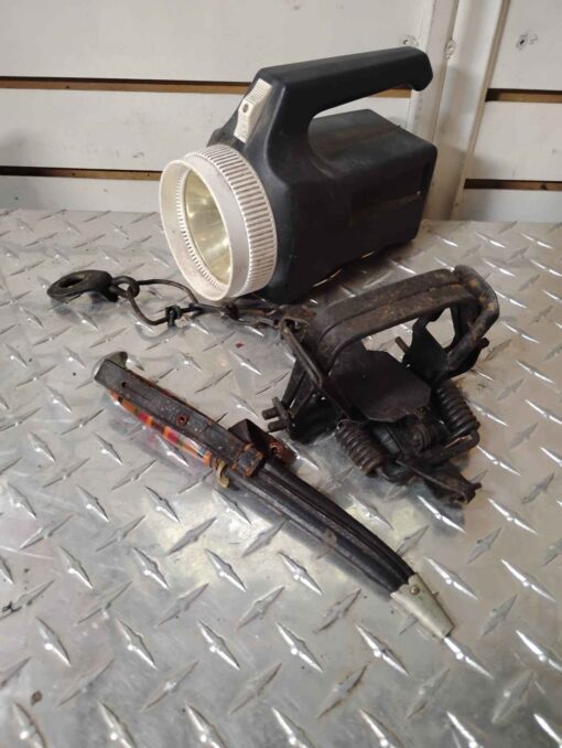Trapping Job Lot includes trap flashlight and knife - Quick Bids